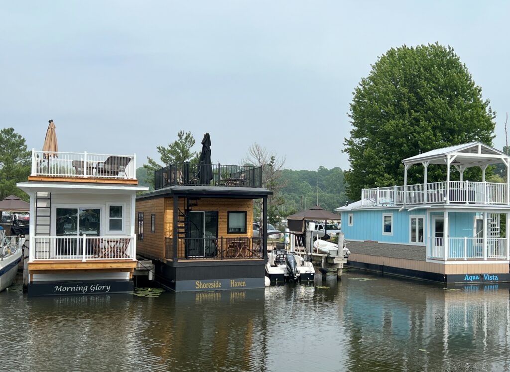 Tiny Floating Cottage – Bluewater Floating Cottage Rentals